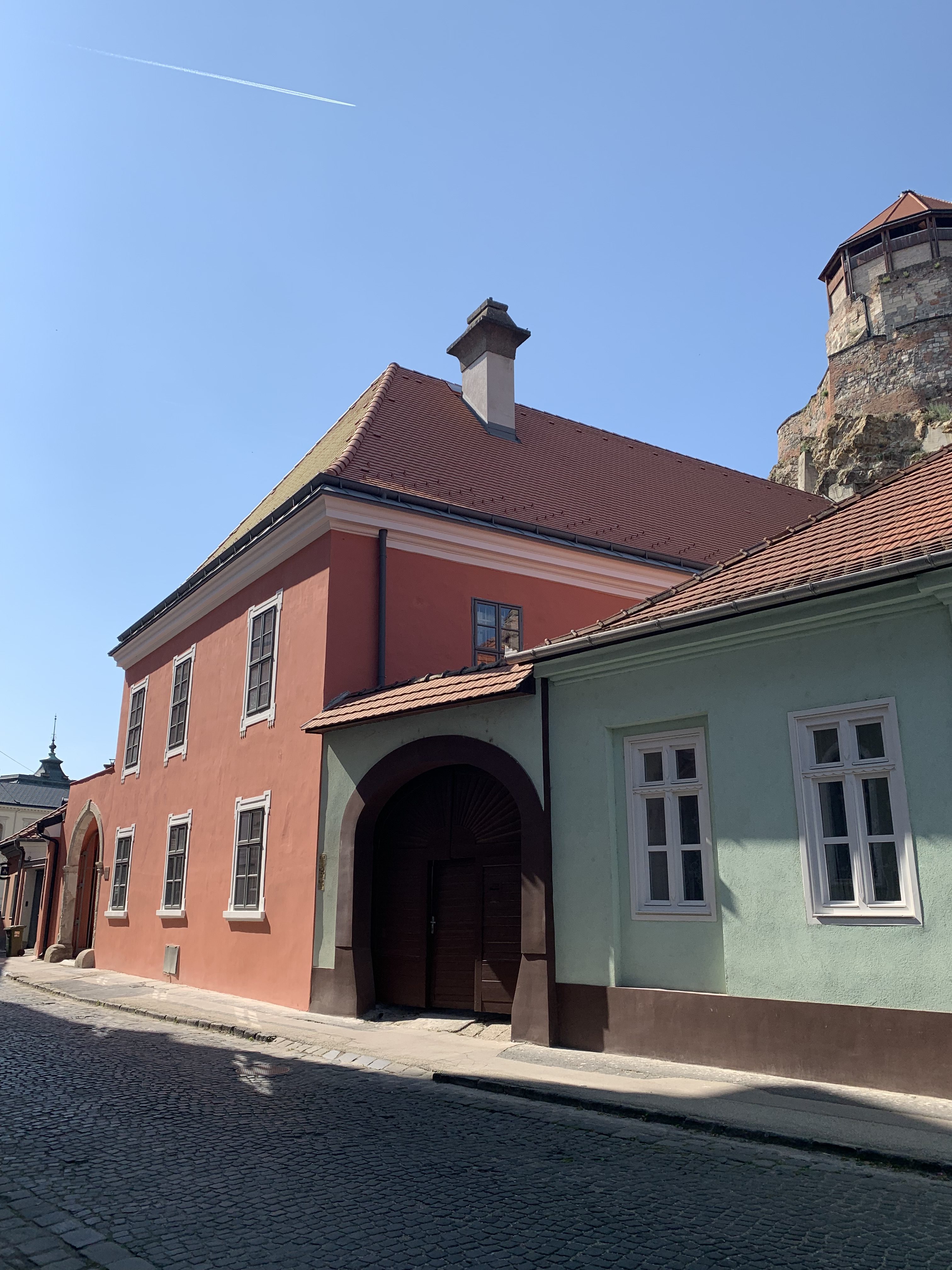 Az esztergomi Balassa Bálint Múzeum felújítás alatt álló épületeinek ...